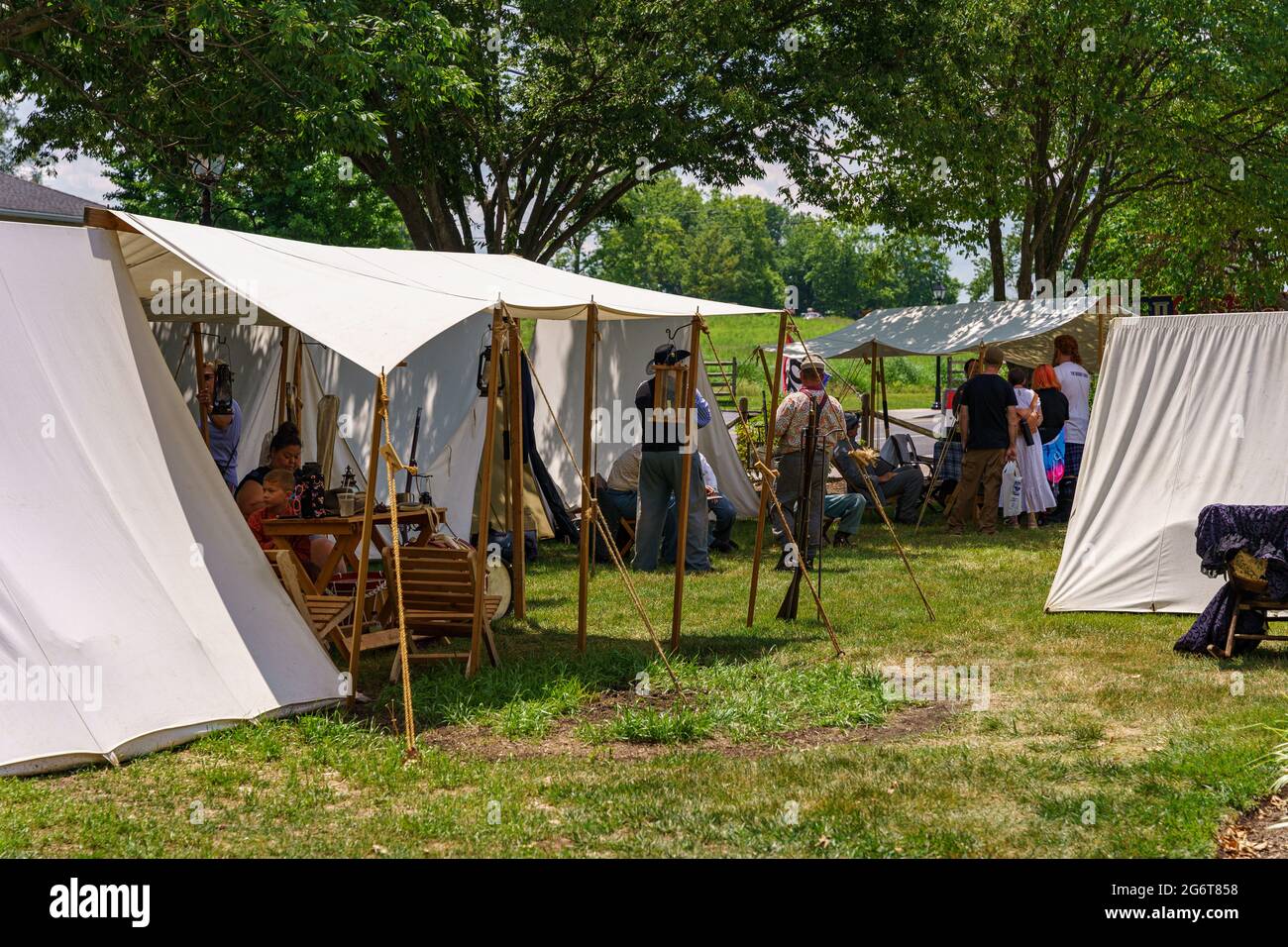 Set up cannon hi-res stock photography and images - Alamy