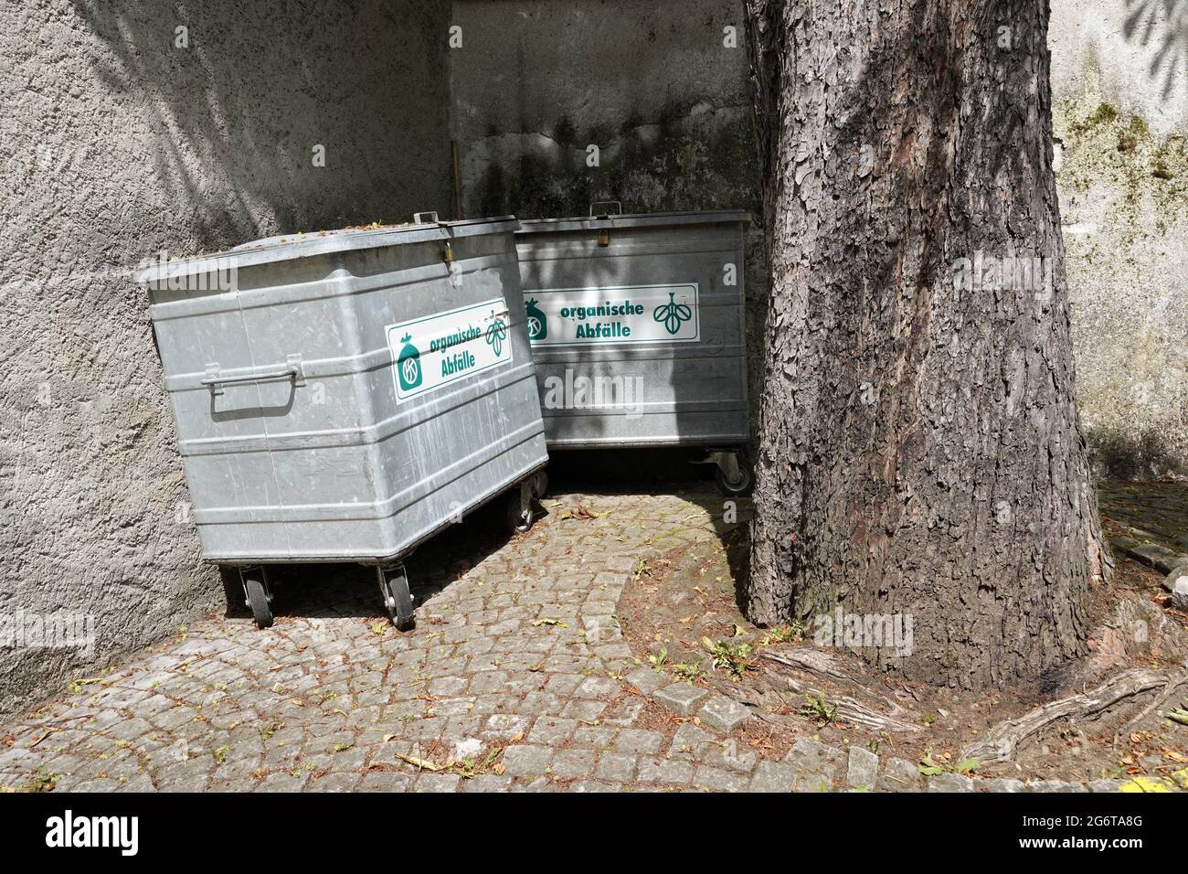 Old metal containers hi-res stock photography and images - Alamy