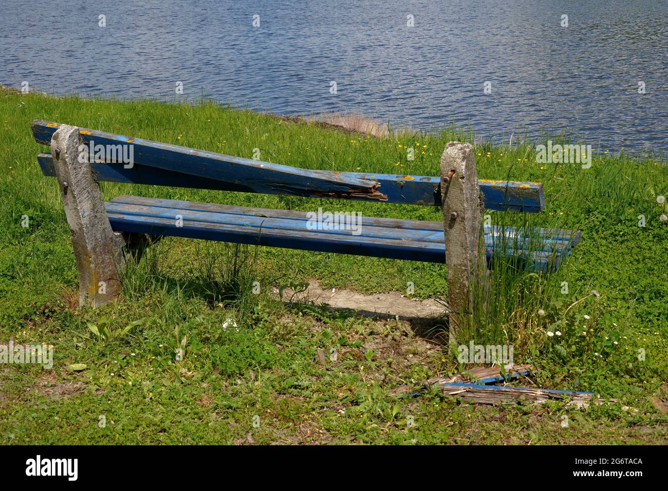 Broken wooden park bench hi-res stock photography and images - Alamy