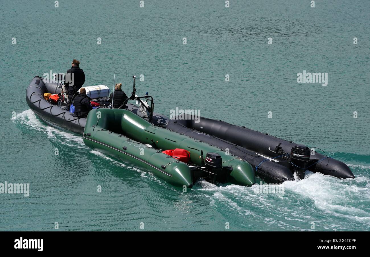 Migrants large inflatable inflatable bigger boats hi-res stock ...