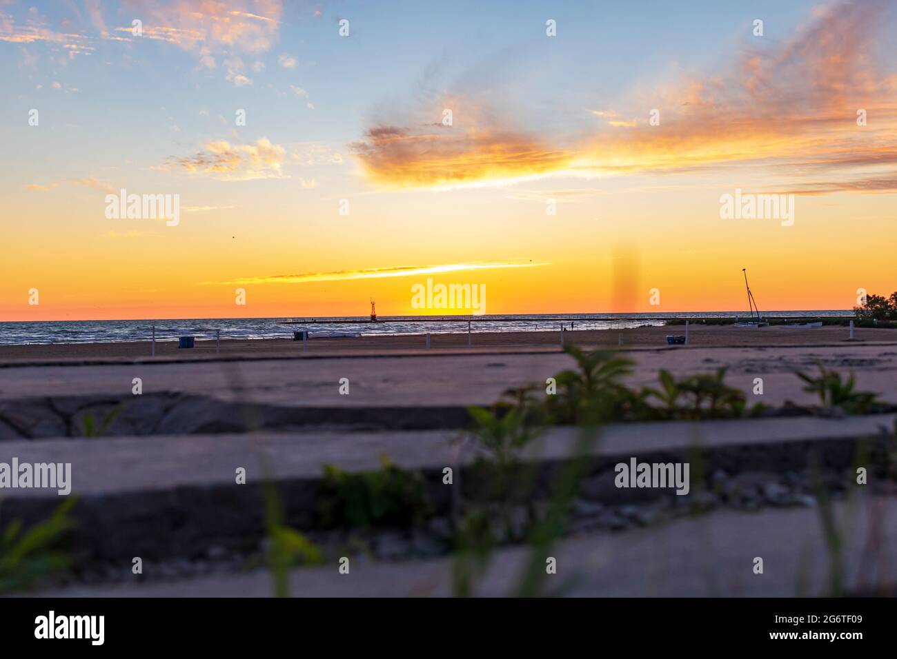 Sun rise lake hi-res stock photography and images - Alamy