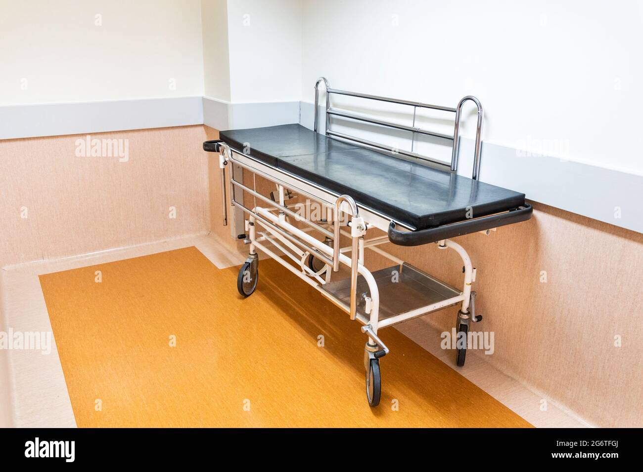 Emergency bed parked at hospital ward for emergency use Stock Photo - Alamy