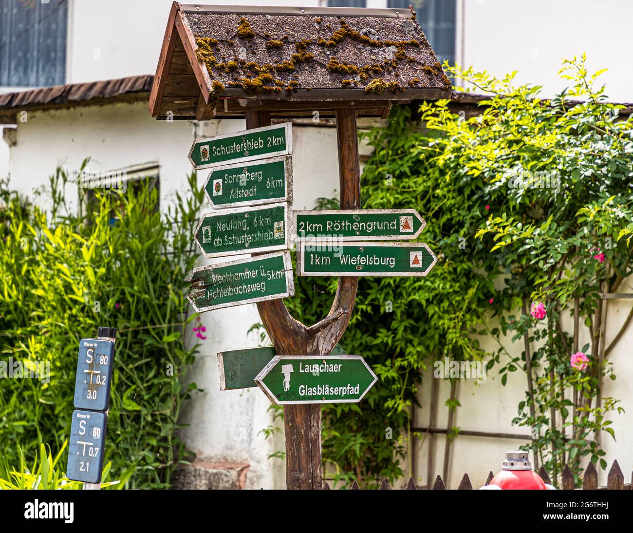 Yellow hiking sign rural hi-res stock photography and images - Alamy