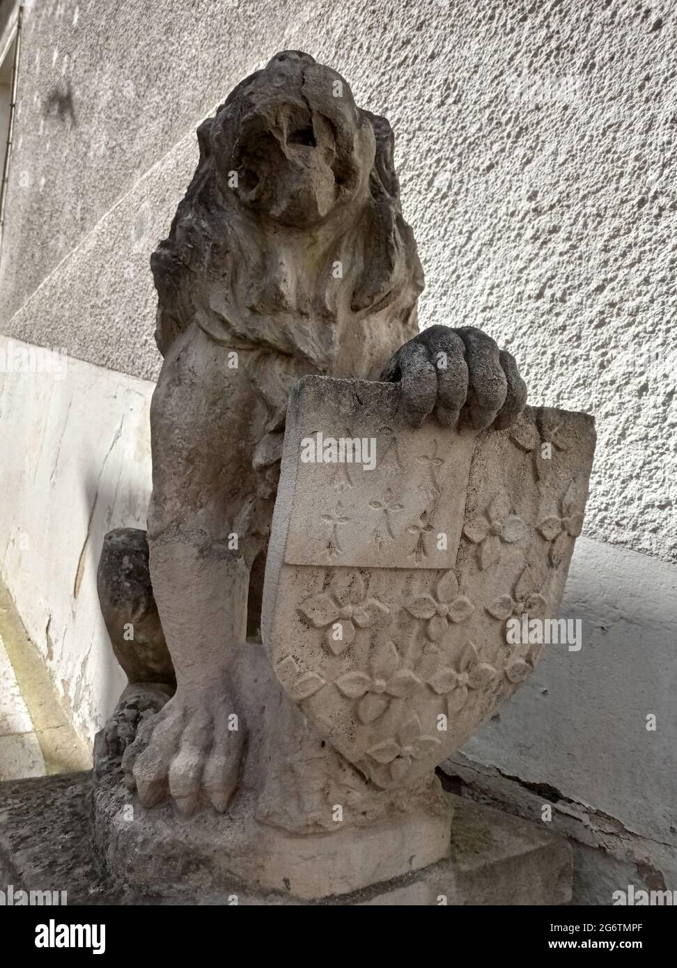 Une sculpture d'un lion devant l'église de Saint Florentin, Yonne ...