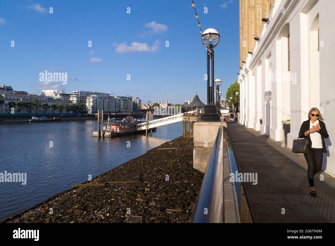 Riverside walk london hi-res stock photography and images - Alamy