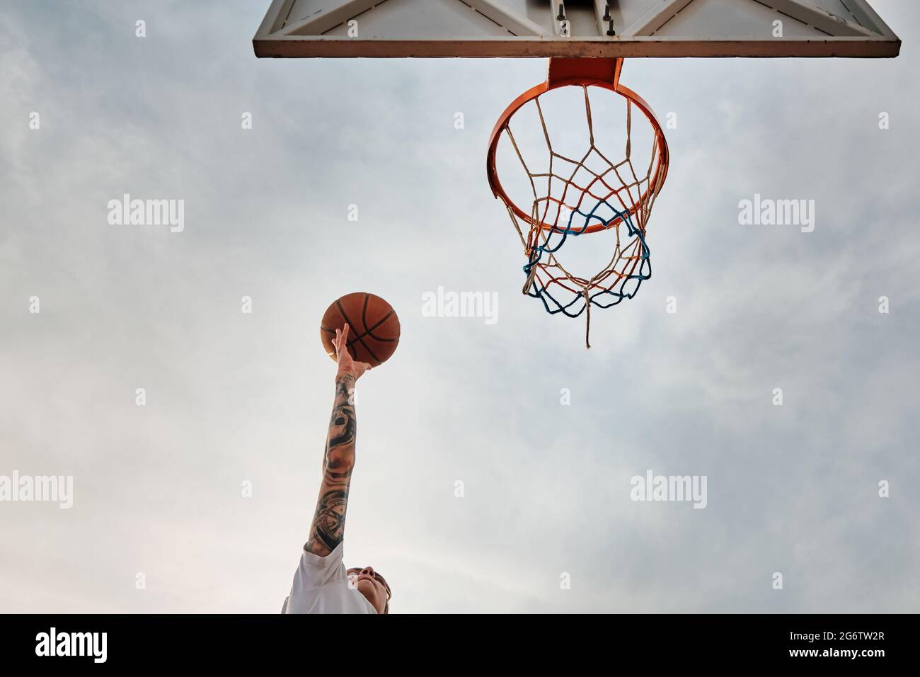 Hand throws basketball to the hoop Stock Photo - Alamy