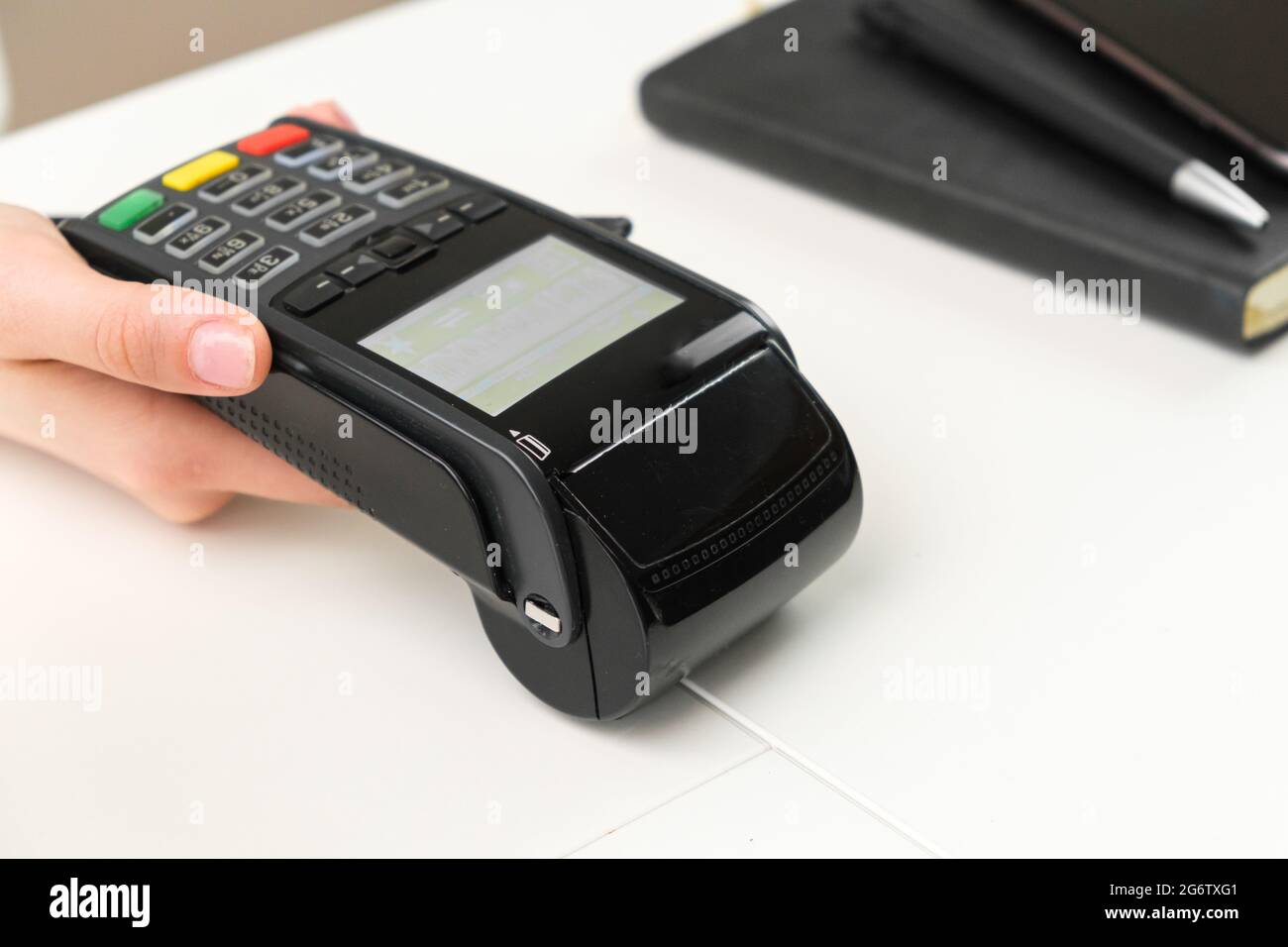 Female hand holding pos terminal for contactless payment Stock Photo ...