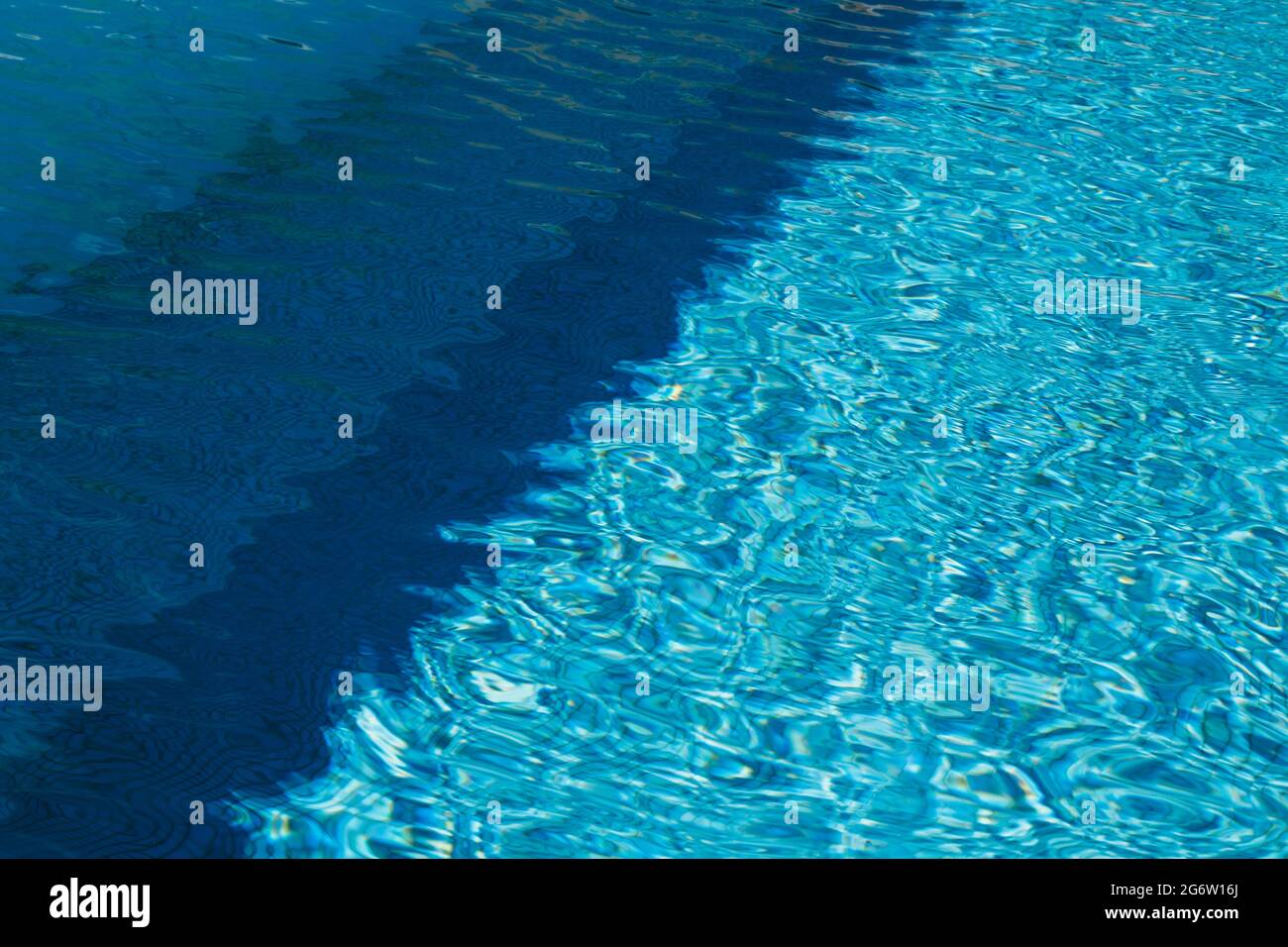 Dark blue swimming pool hi-res stock photography and images - Alamy