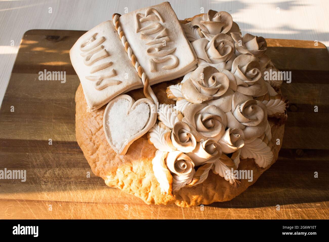 Wedding traditions. Traditional wedding bread with salt detail Stock ...