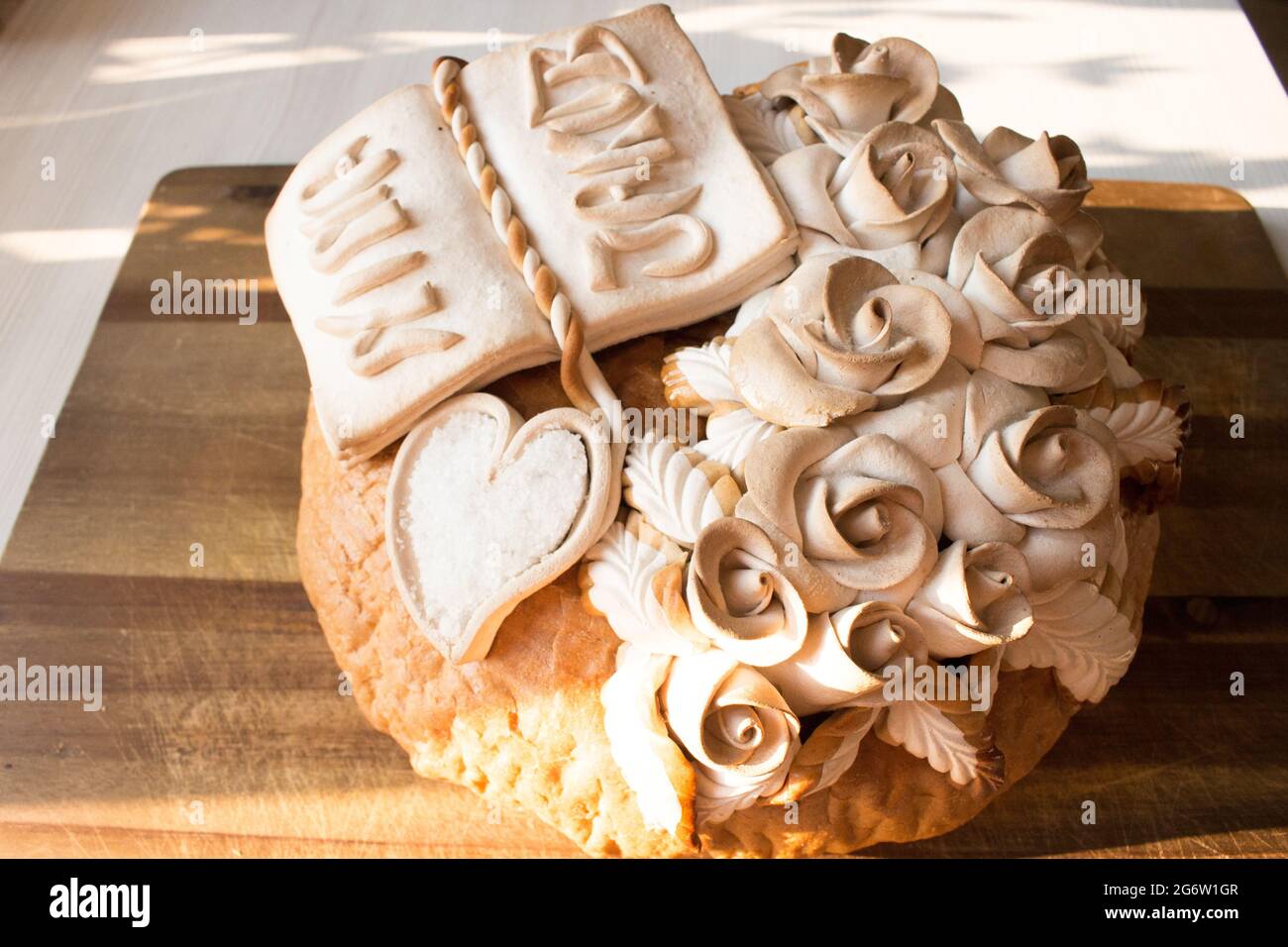 Wedding traditions. Traditional wedding bread with salt detail Stock ...