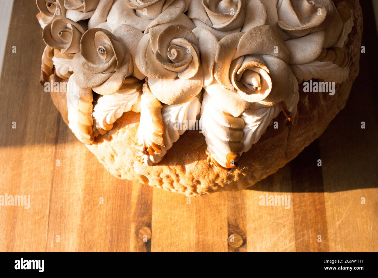 Wedding traditions. Traditional wedding bread with salt detail Stock ...