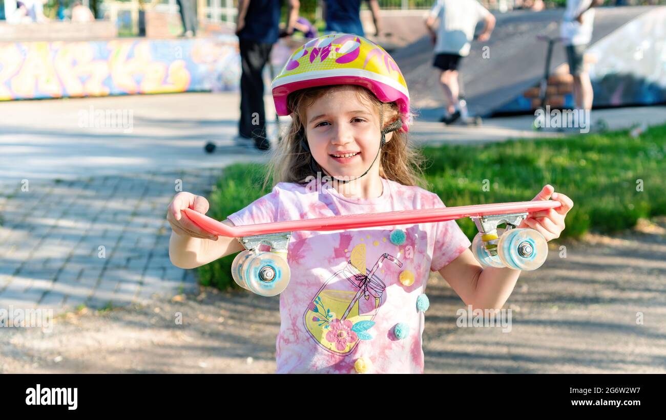 Girl skateboard helmet hi-res stock photography and images - Alamy