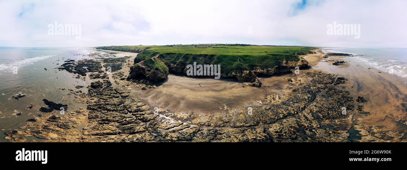 Sunny Cliffs and beach at Blackhall Rocks and Cromdon Dene Beach Stock ...