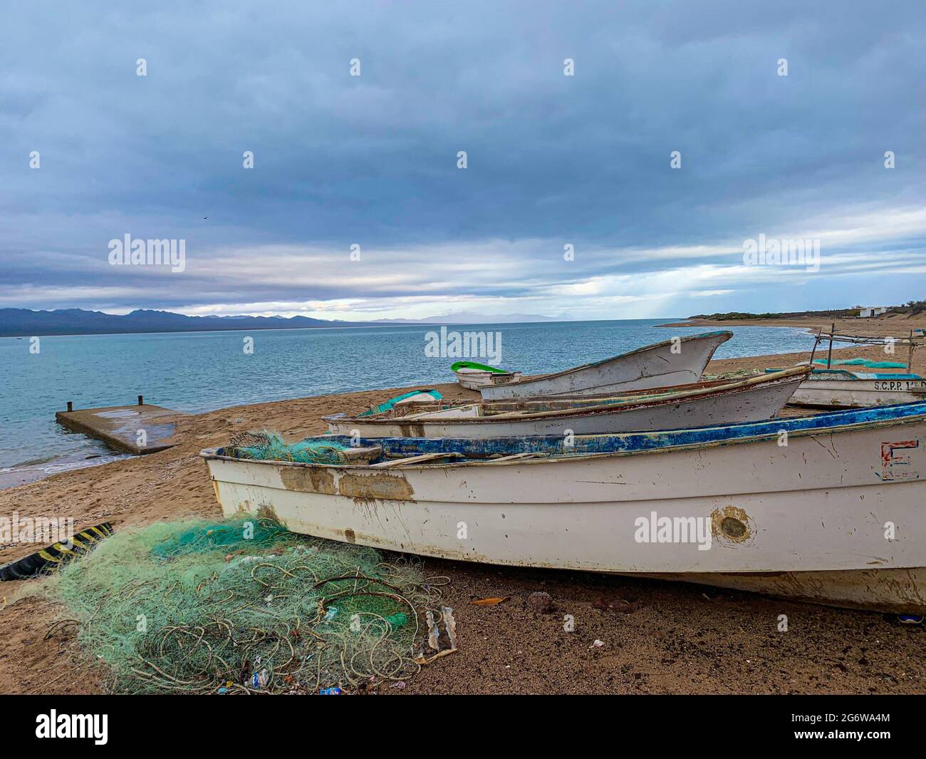 Bote en la arena hi-res stock photography and images - Alamy