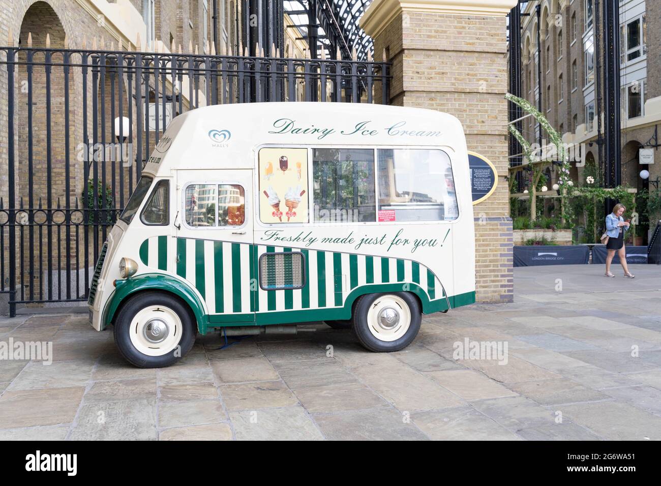Ice cream van london hi-res stock photography and images - Alamy