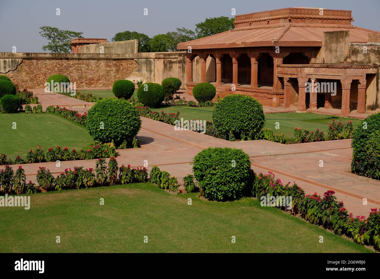 India Agra - Fatehpur Sikri Fort garden area Stock Photo - Alamy