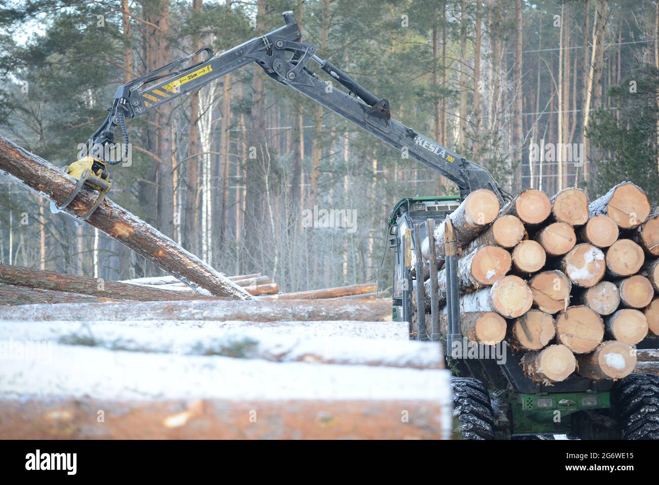 Manual loading wood hi-res stock photography and images - Alamy