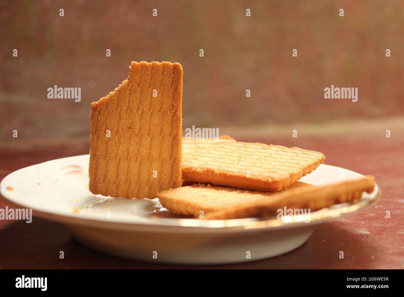Flat round crunchy biscuits hi-res stock photography and images - Alamy