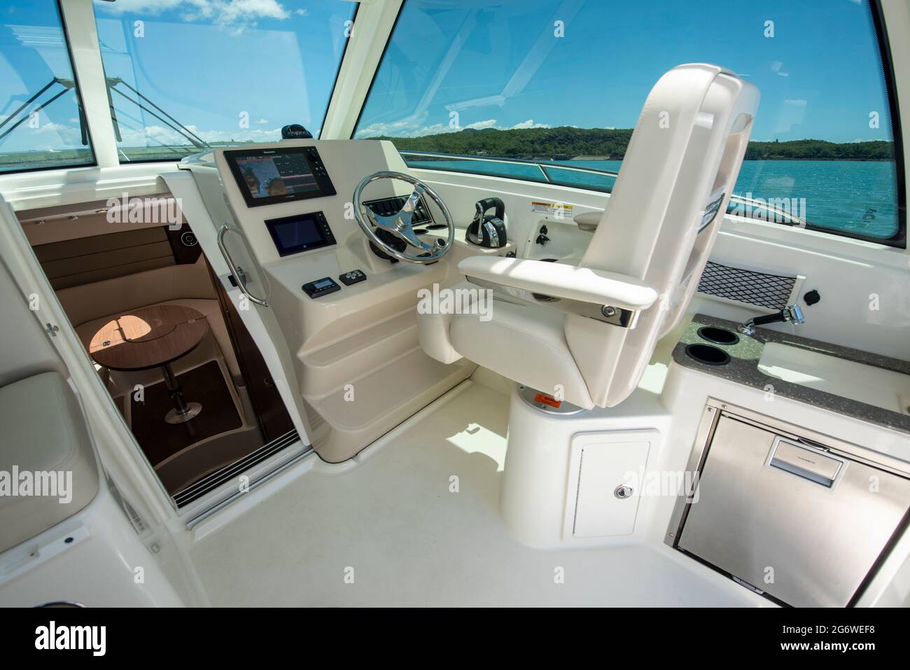 Boston Whaler 315 Conquest power boat helm station Stock Photo - Alamy