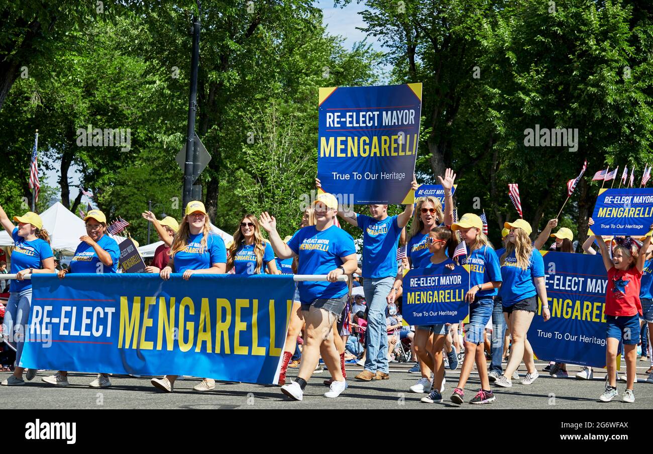 Parade with flags and banners hi-res stock photography and images - Alamy