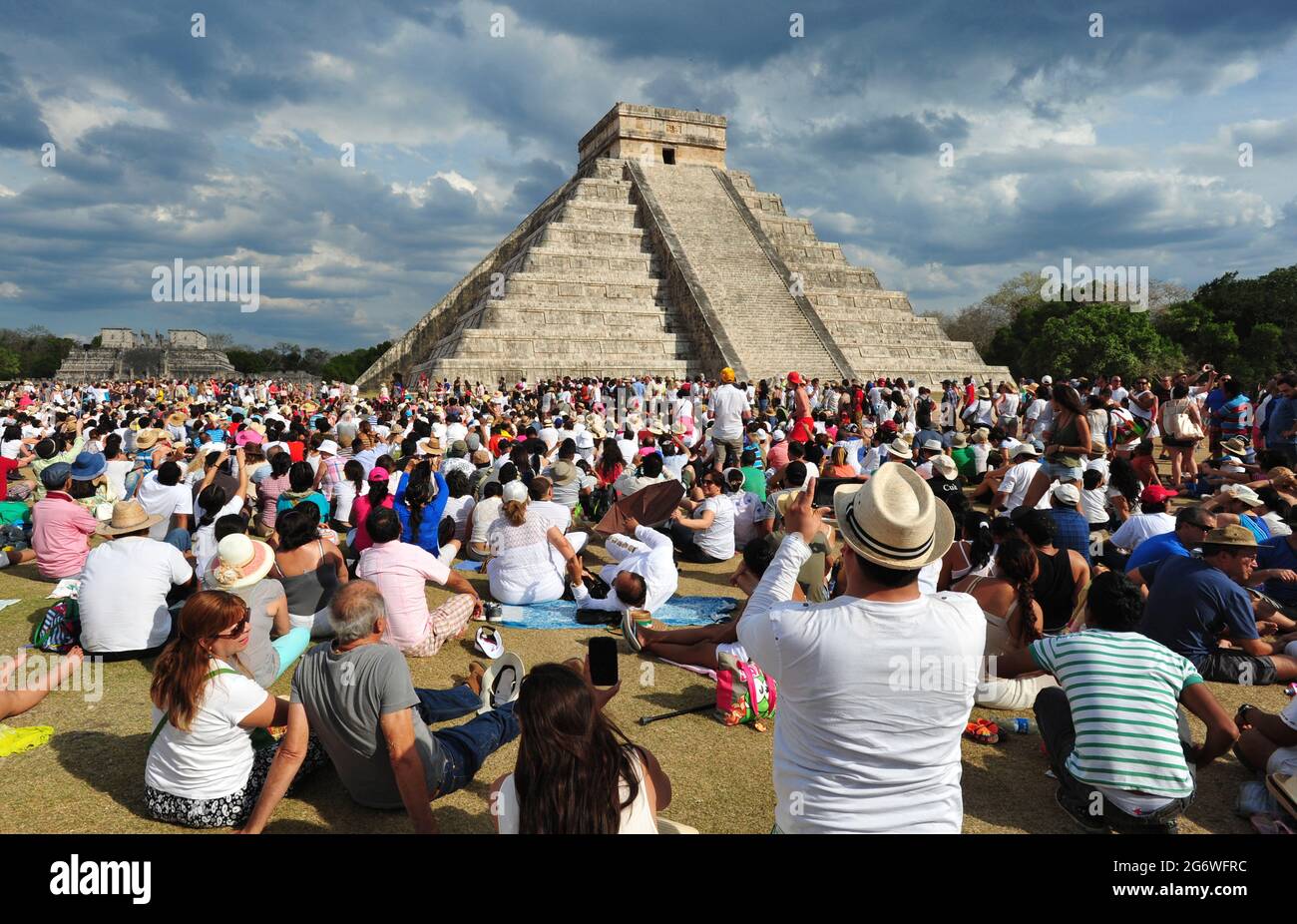 El castillo equinox hi-res stock photography and images - Alamy