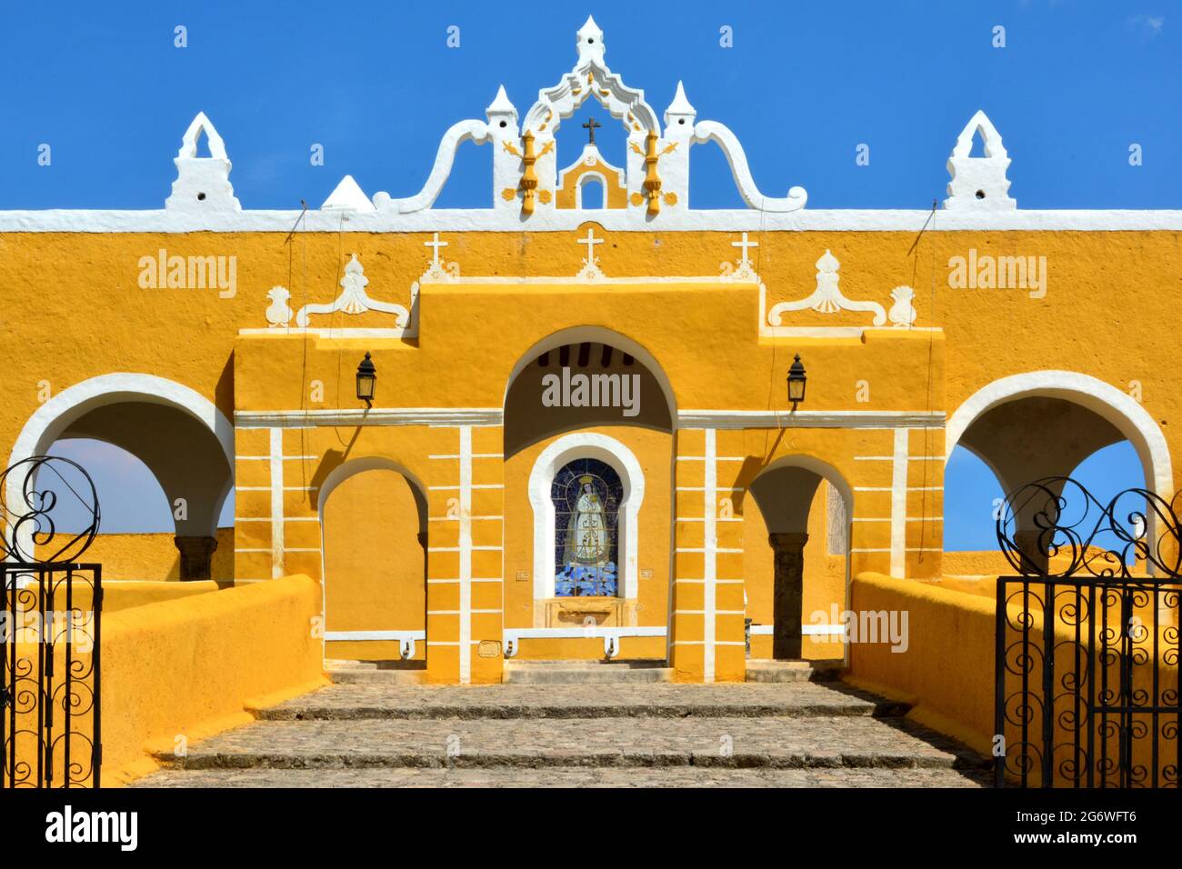 MEXICO. STATE OF YUCATAN. THE VILLAGE OF IZAMAL IS FAMOUS FOR ITS ...