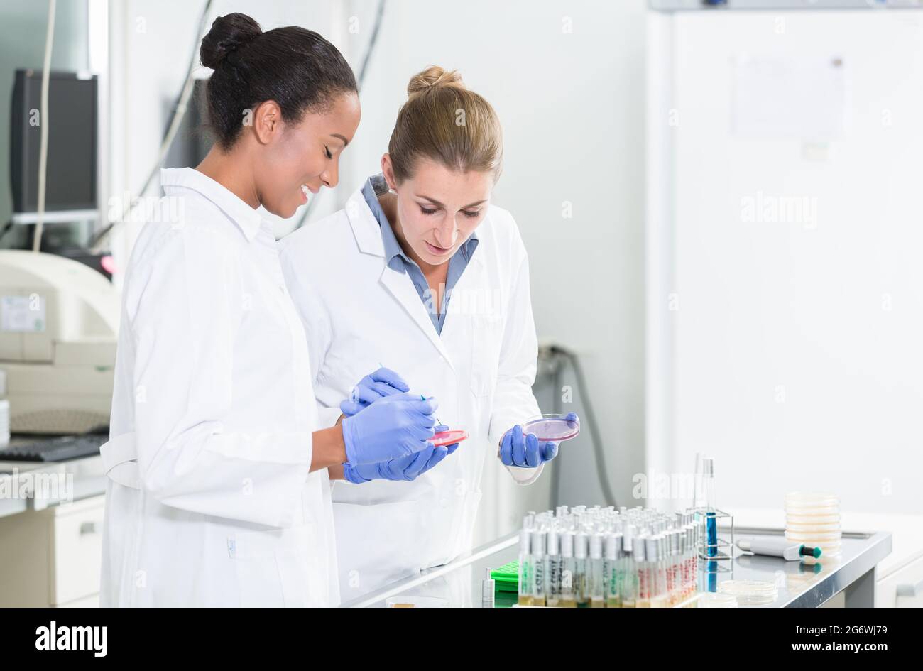 Black women talking academic hi-res stock photography and images - Alamy