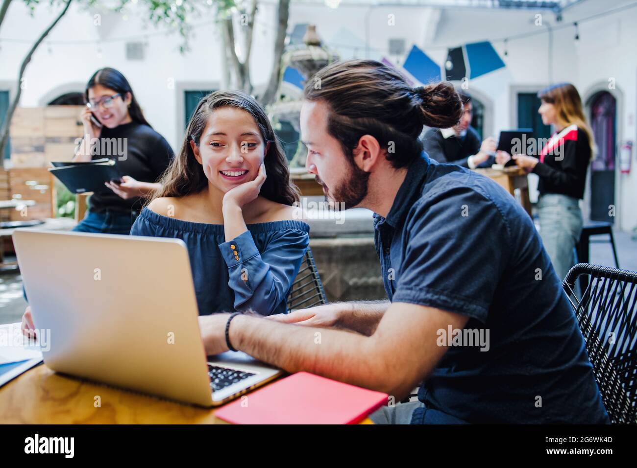 Hispanic college students in class hi-res stock photography and images ...