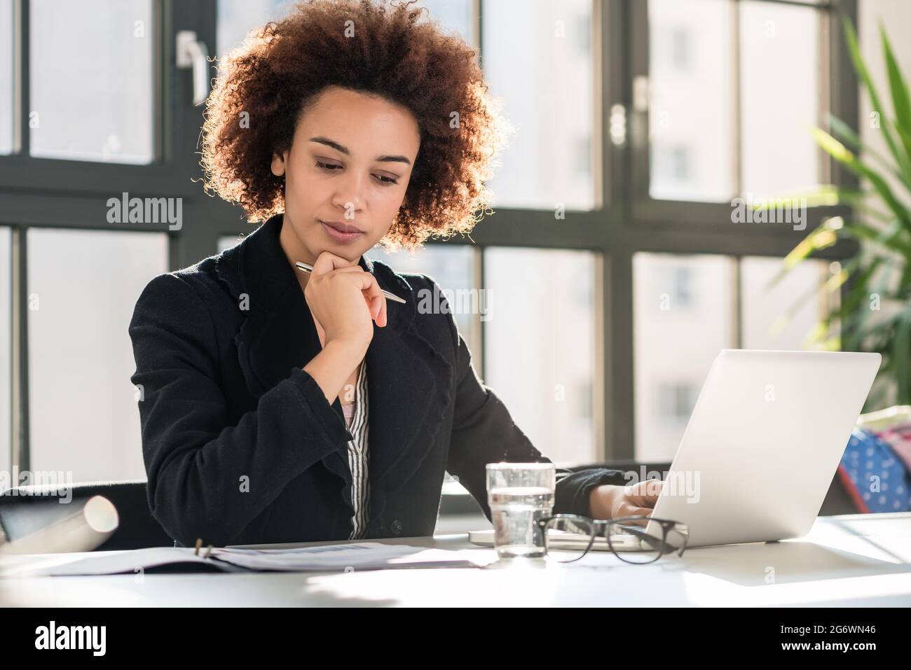 African american female computer expert hi-res stock photography and ...