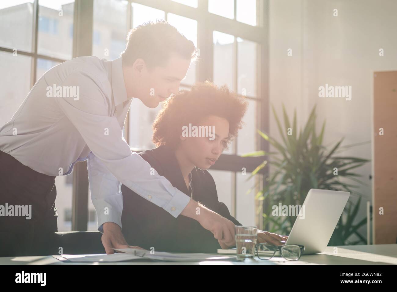 Helping colleague hi-res stock photography and images - Alamy