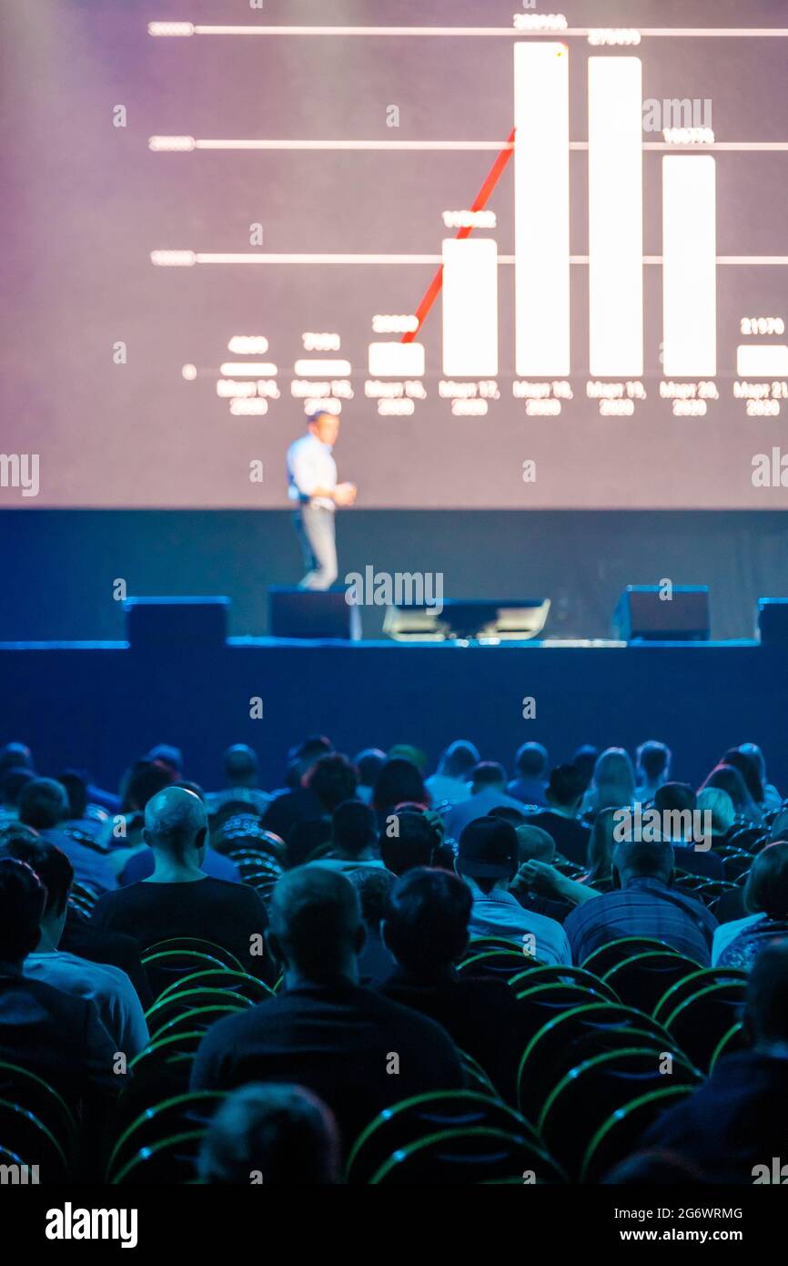 Crowd audience forum listen speaker hi-res stock photography and images ...