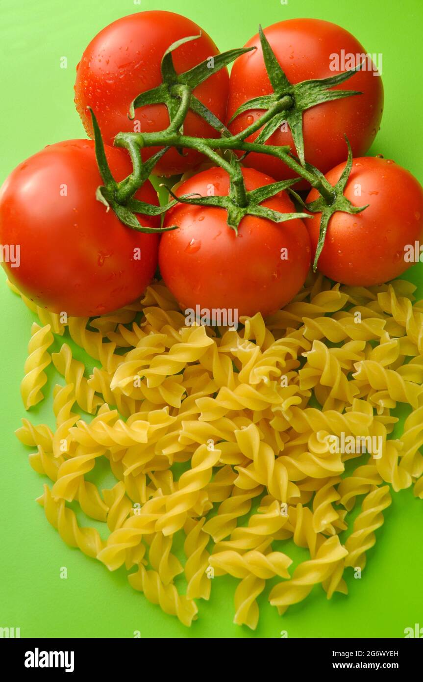 Raw fresh and healthy dry macaroni pasta and organic tomatoes Stock ...