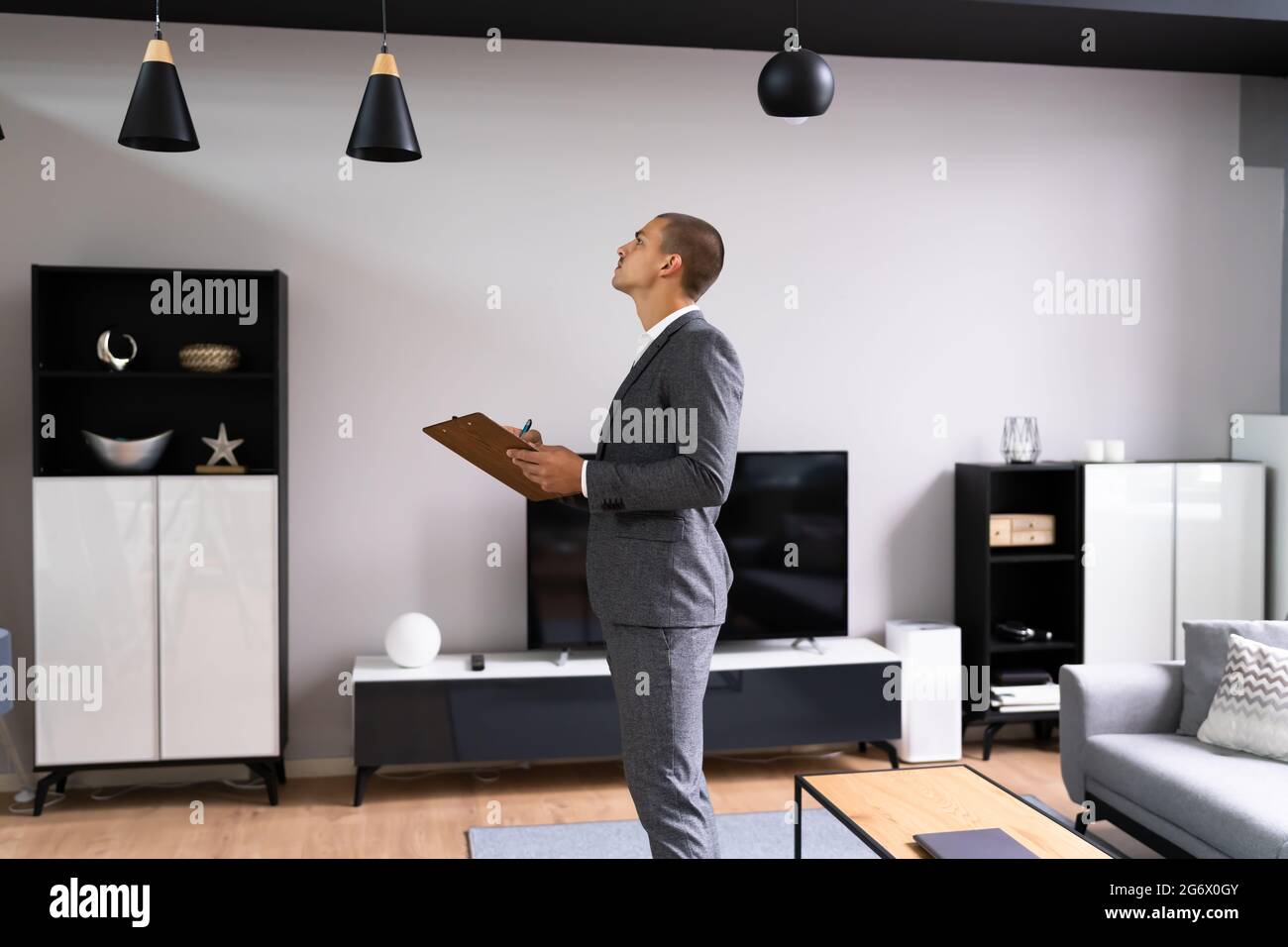 Real Estate Loan Appraiser Man Checking House Stock Photo - Alamy