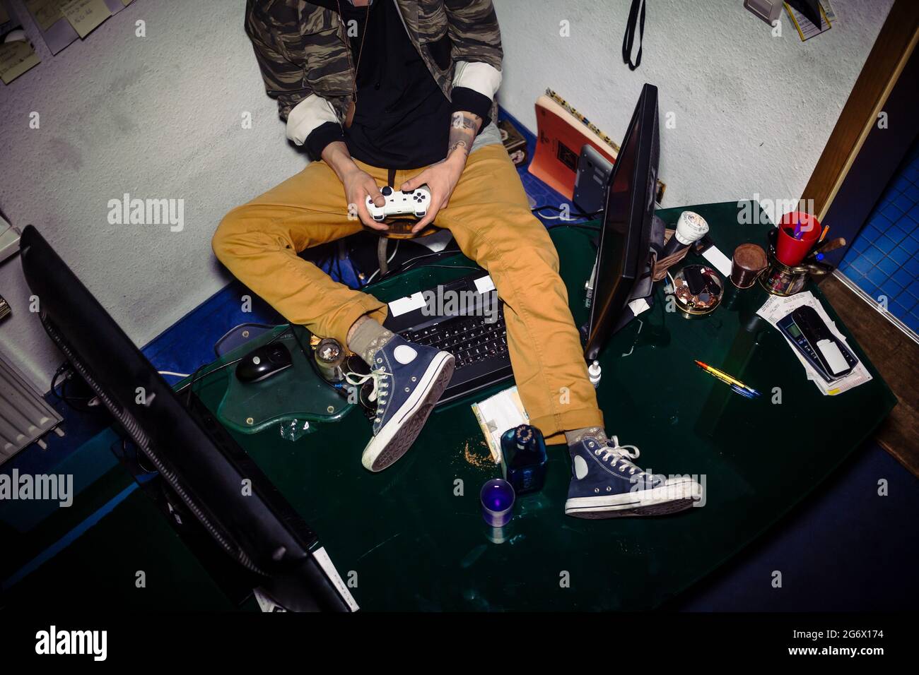 Messy desk hi-res stock photography and images - Alamy