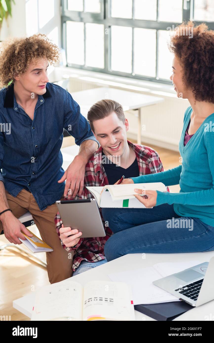 Using a tablet in classroom hi-res stock photography and images - Alamy