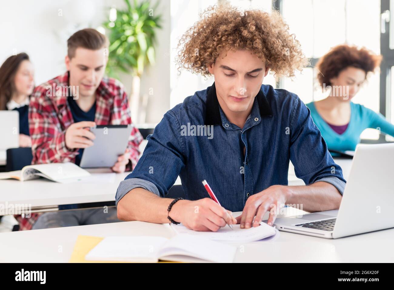 Electronic essay hi-res stock photography and images - Alamy