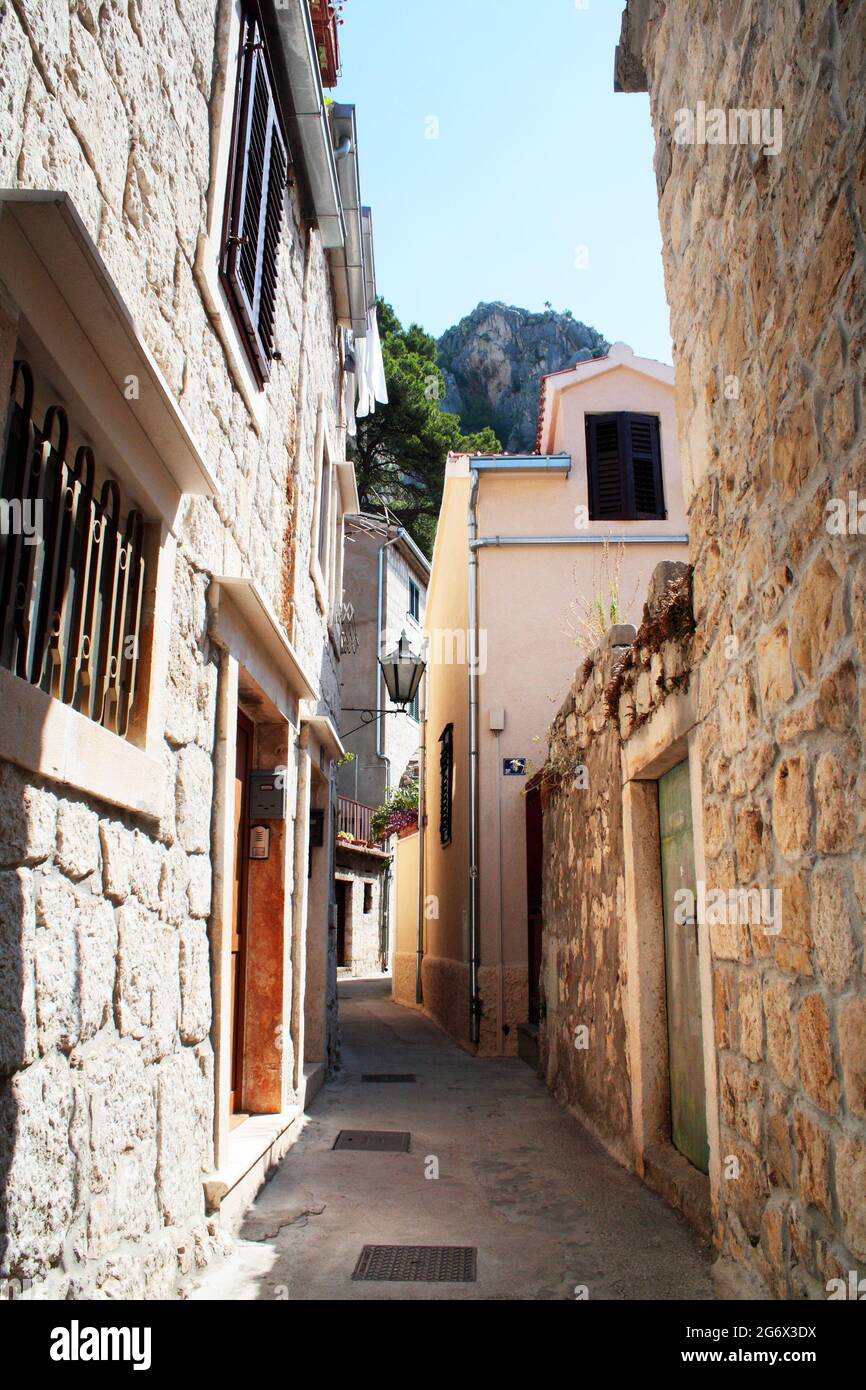 Old stone building buildings hi-res stock photography and images - Alamy
