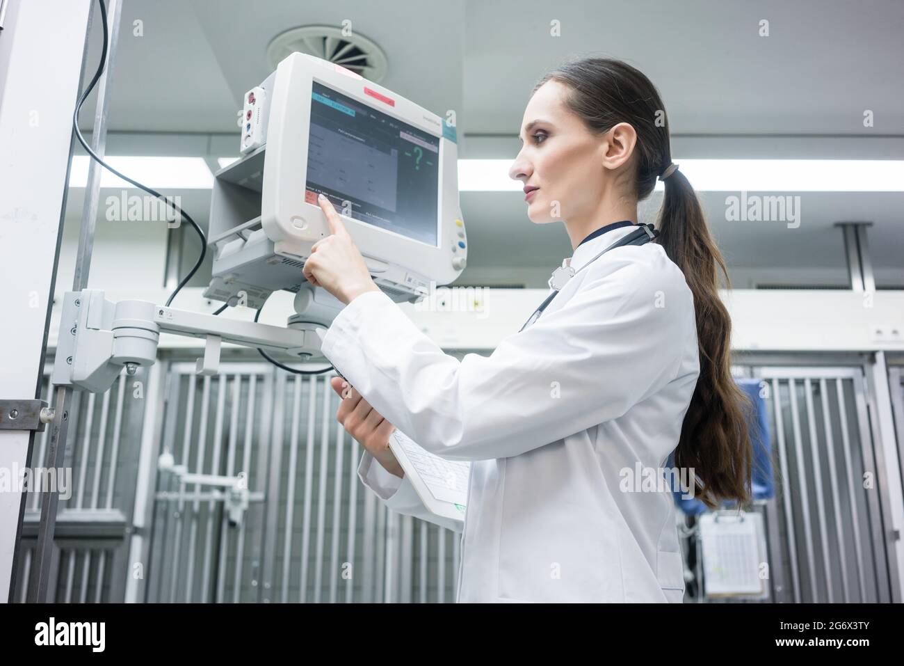 Checking screen hi-res stock photography and images - Alamy