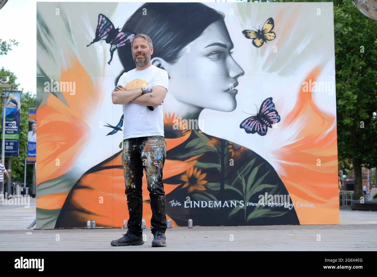 EDITORIAL USE ONLY Street artist, Jody Thomas unveils a CO2 absorbing ...