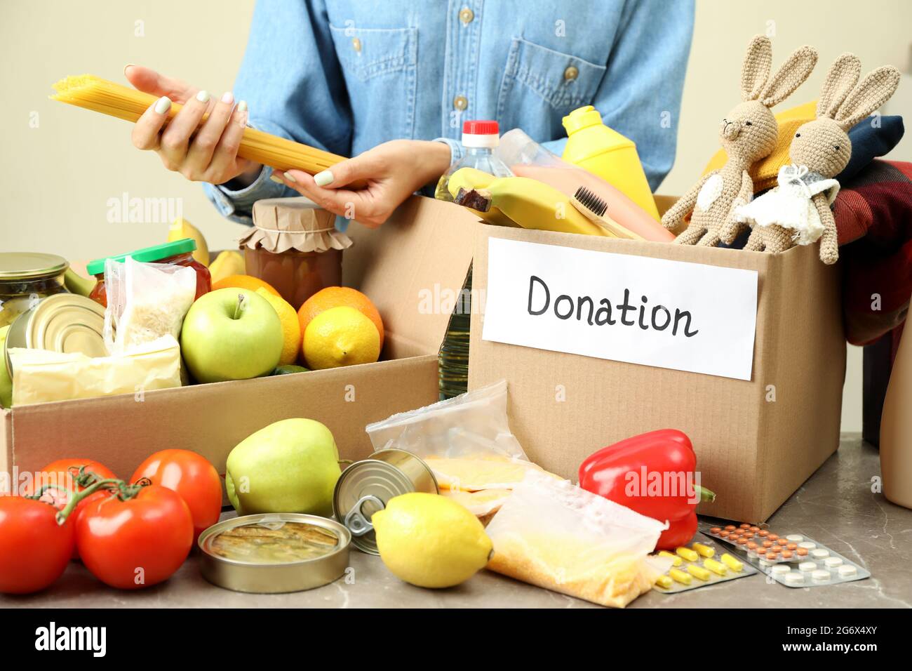 Volunteer girl giving food hi-res stock photography and images - Alamy