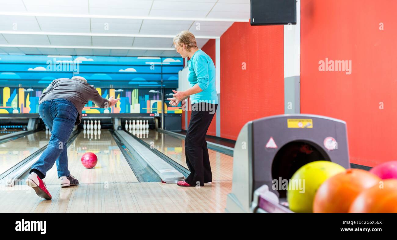 Old man bowling hi-res stock photography and images - Alamy