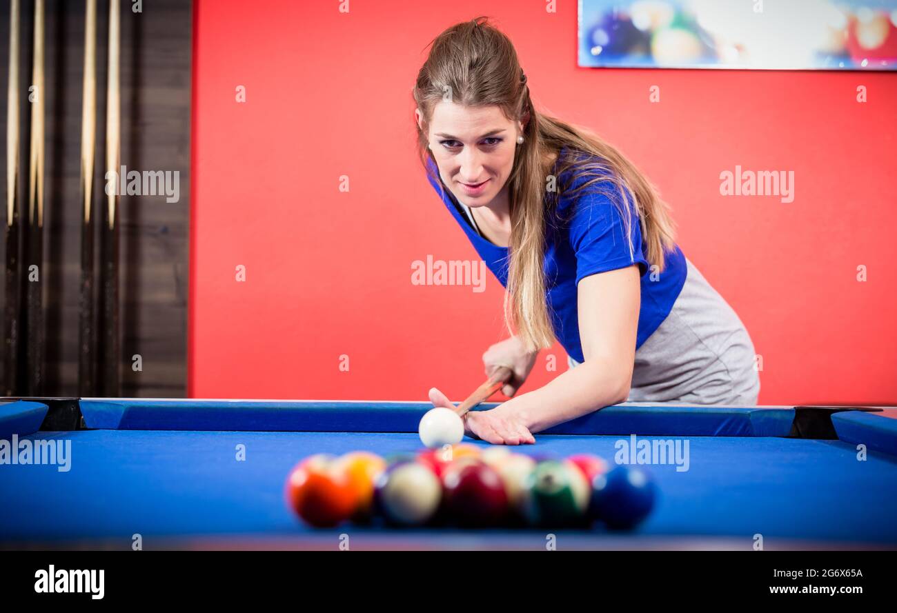 Female pool player hi-res stock photography and images - Alamy