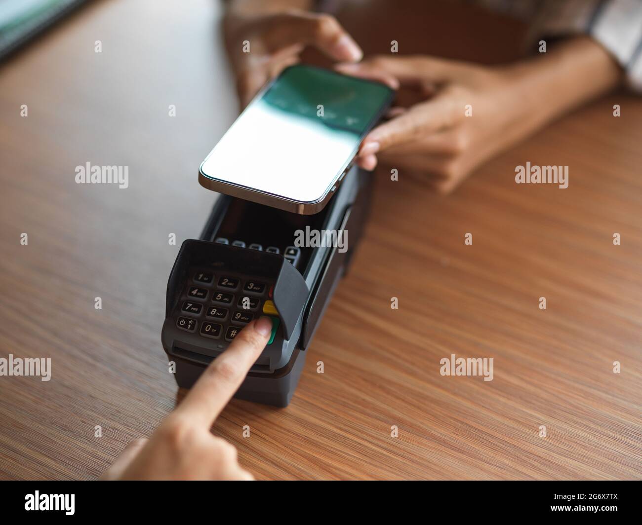 Payment via qr code hi-res stock photography and images - Alamy