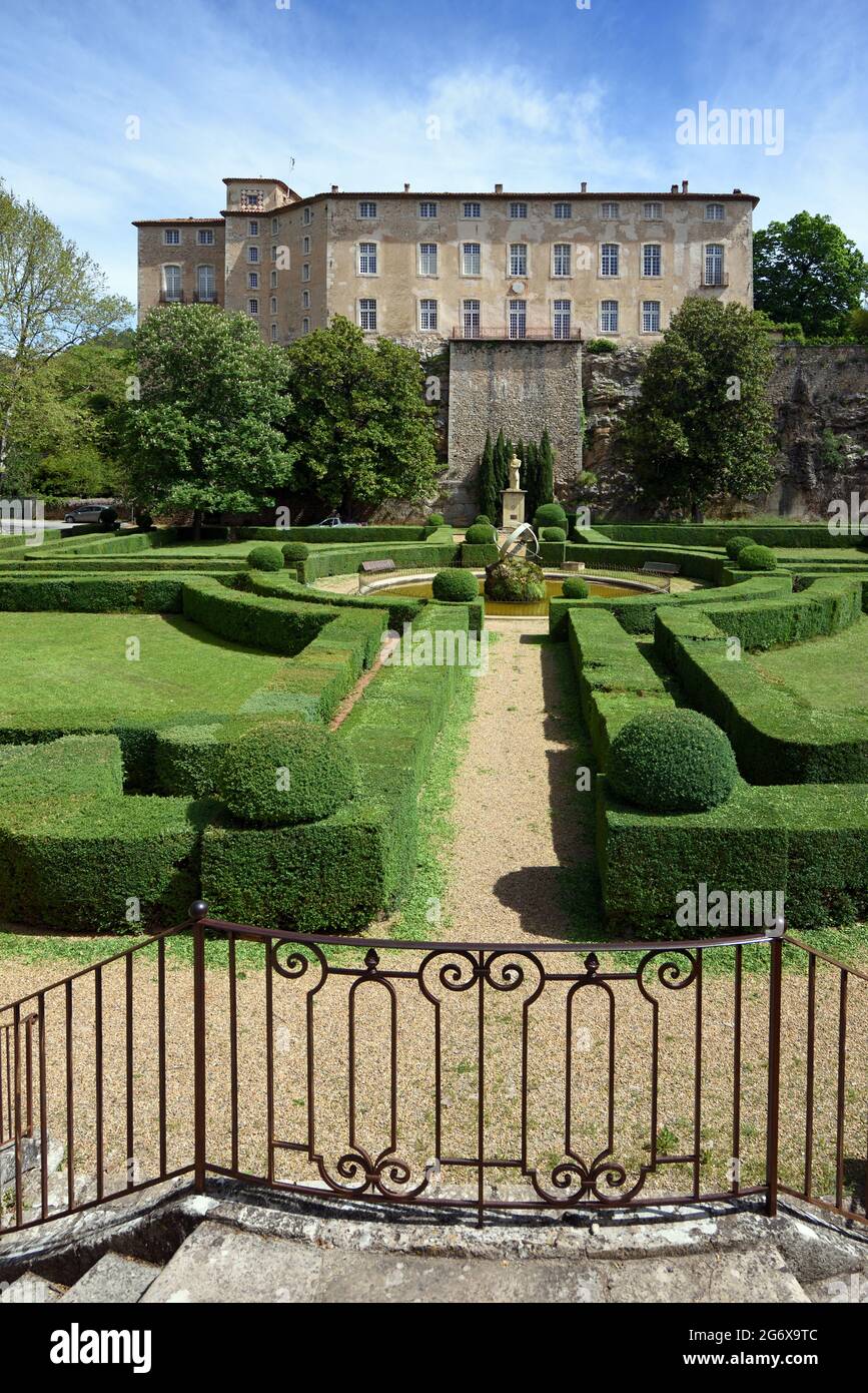 Formal French Garden designed by Le Notre with Geometric Boxwood Hedges ...