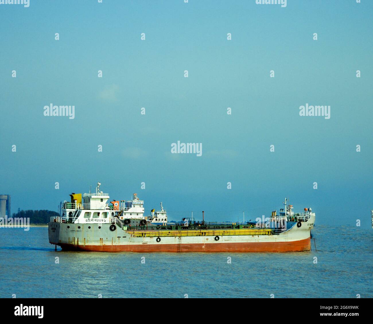 Tanker ship in storm hi-res stock photography and images - Alamy