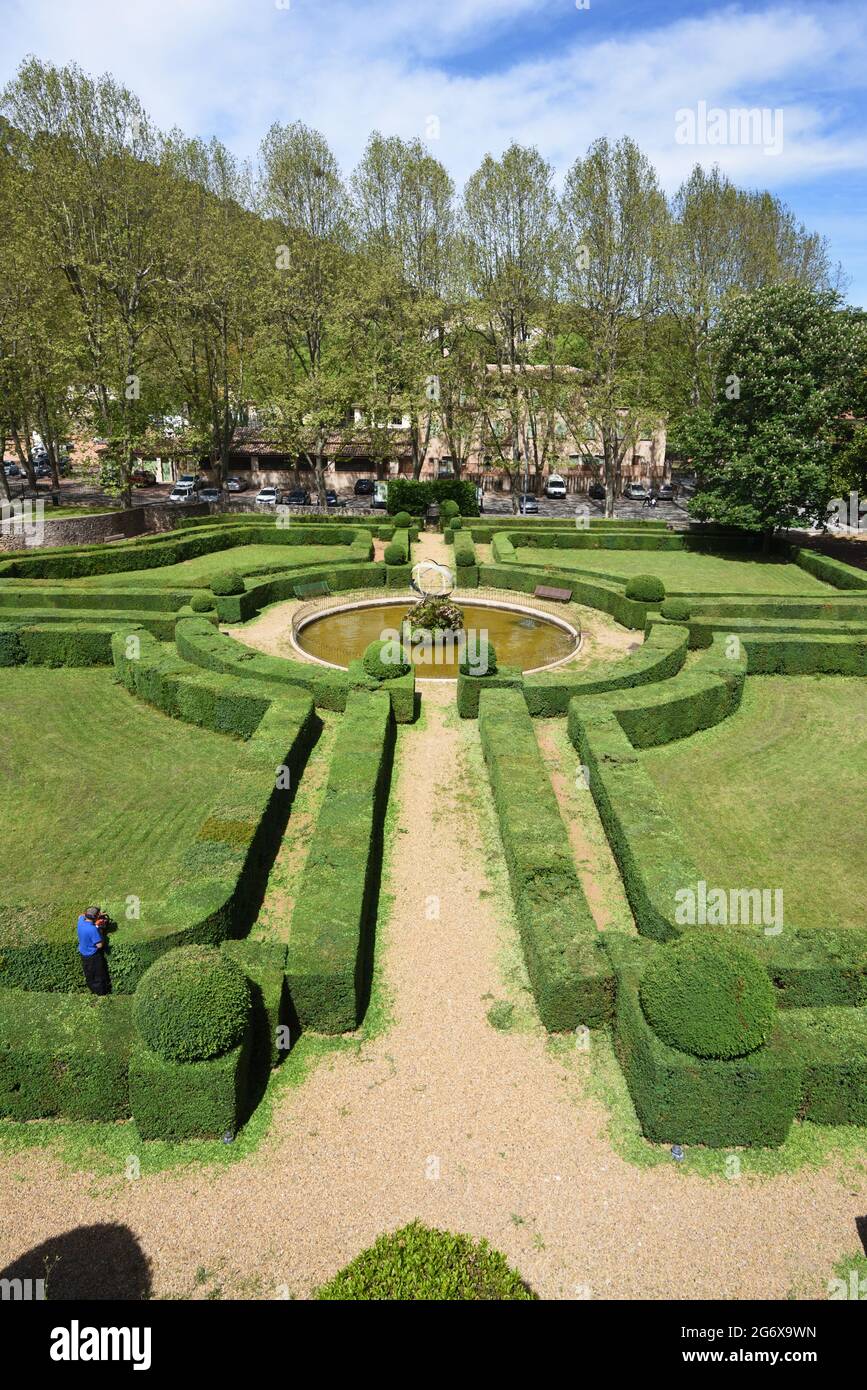 Clipped hedge formal hi-res stock photography and images - Alamy