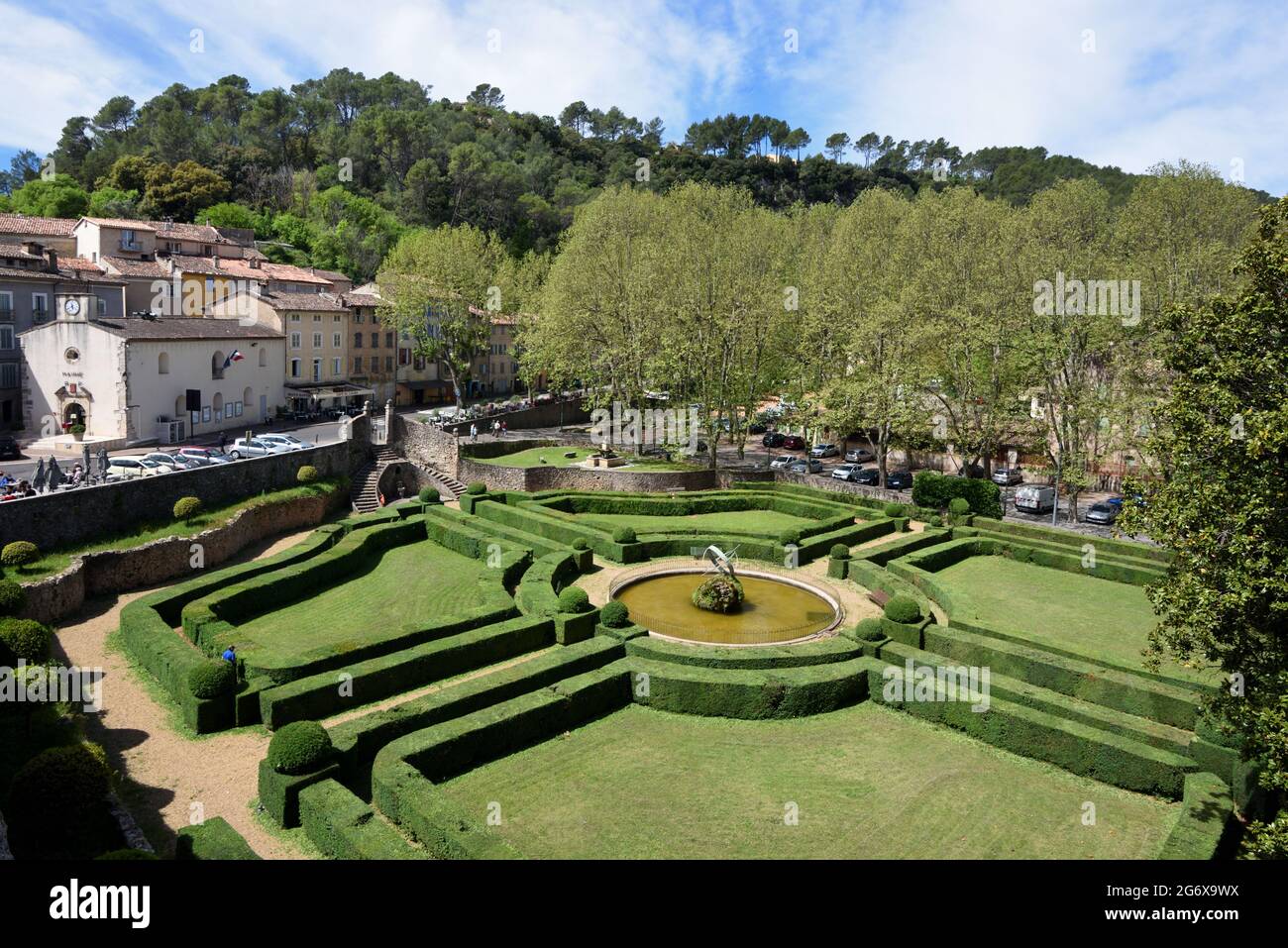 Clipped hedge formal hi-res stock photography and images - Alamy
