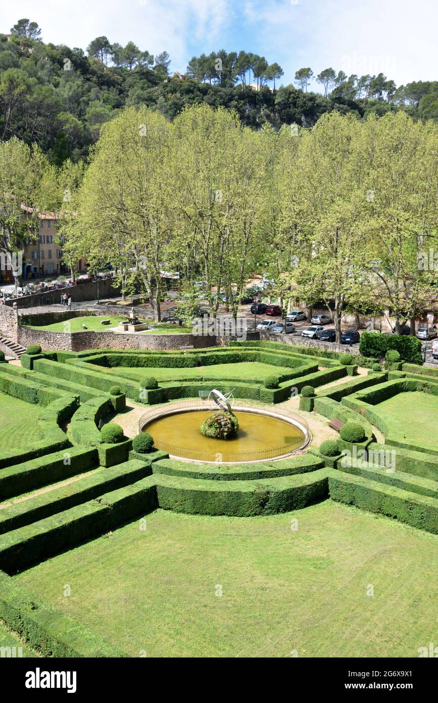 Formal Geometric Garden with Clipped Topiary Hedges designed by Le ...
