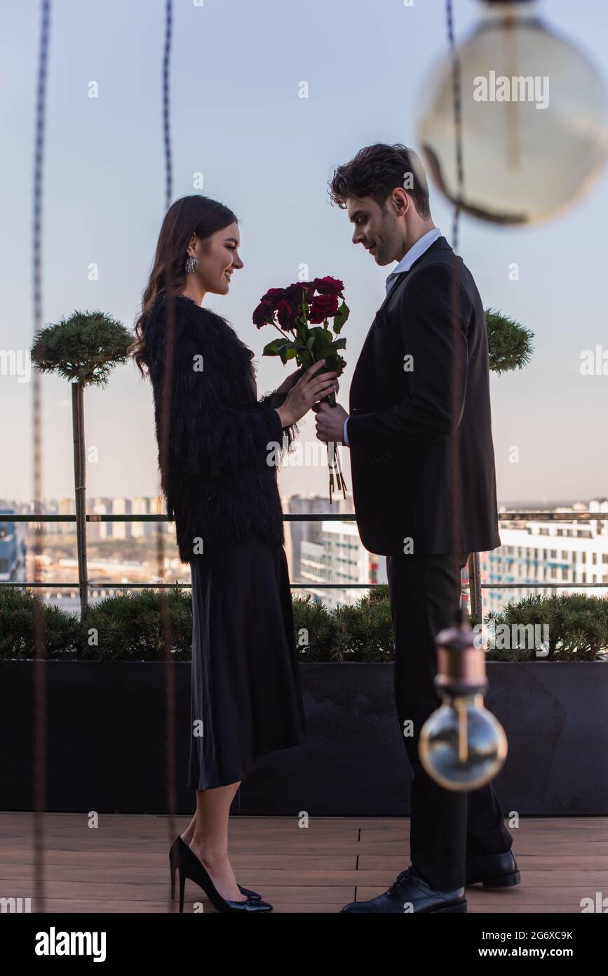 Man giving roses to woman hi-res stock photography and images - Alamy