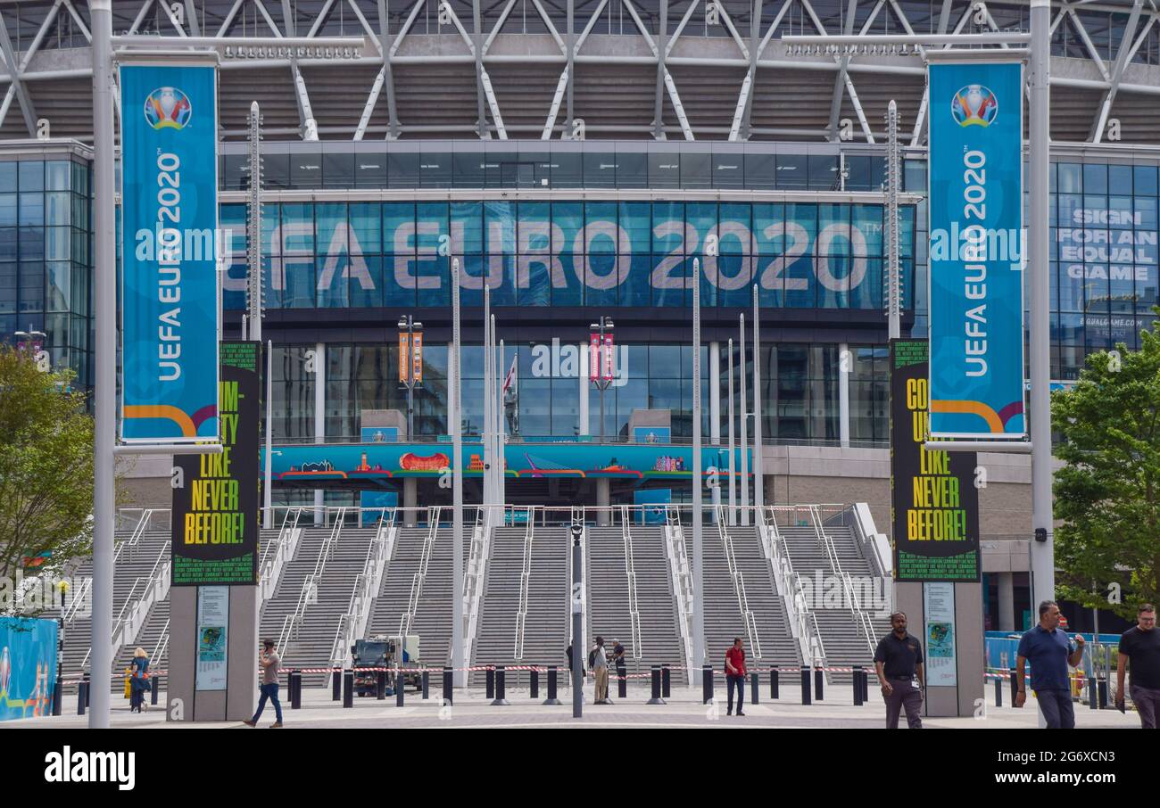 Wembley stadium euro 2021 arch hi-res stock photography and images - Alamy